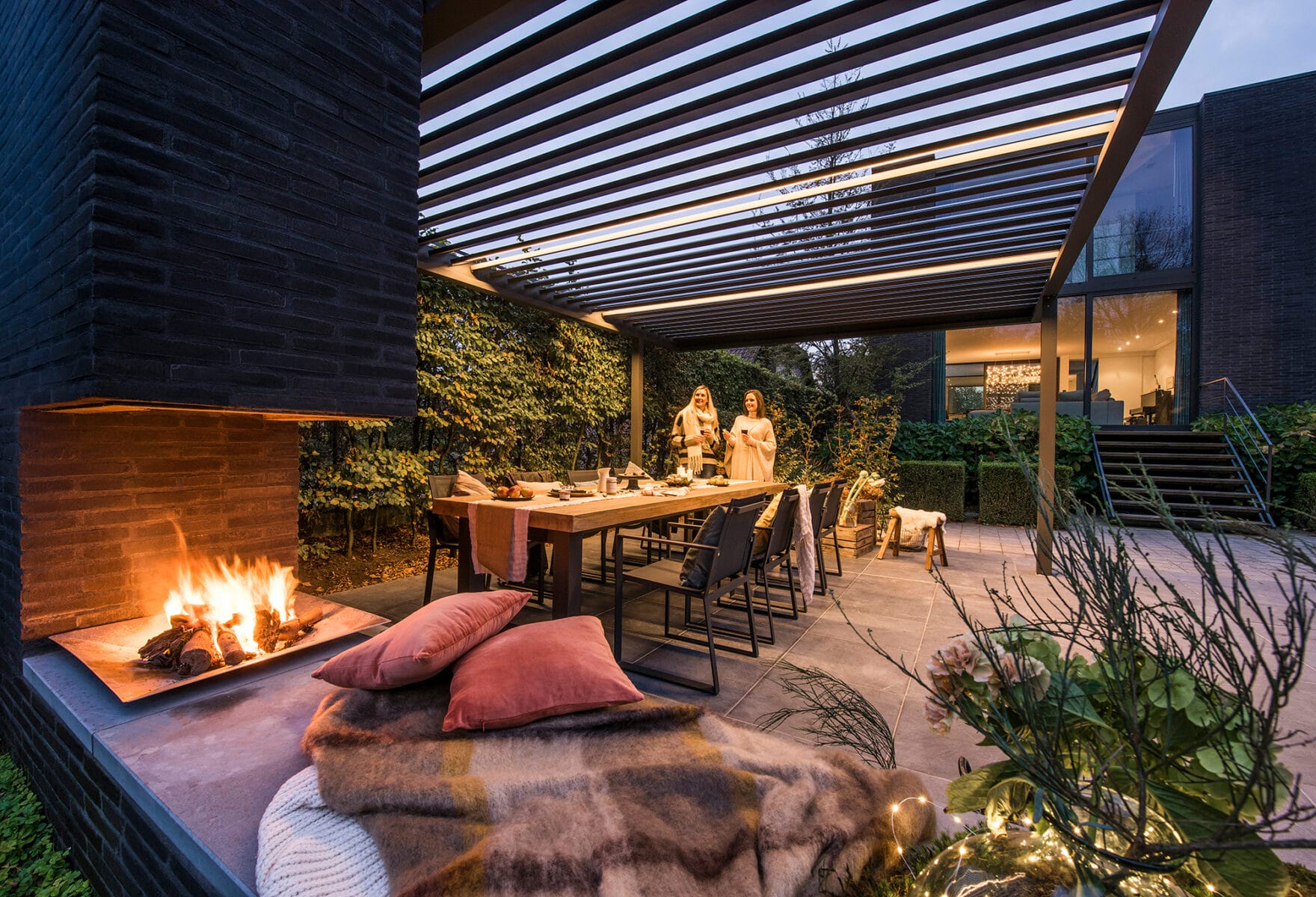 Overdekt terras met lamellen dak | Van Gompel Buitenleven